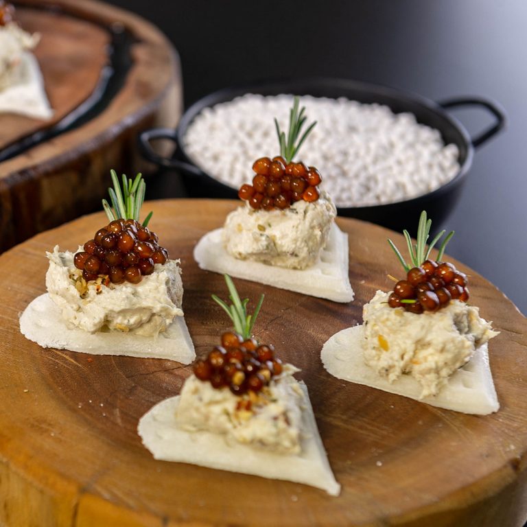 RECEITA: Canapé de Tapioca com Caviar de Sagu - Grupo PQ Alimentos