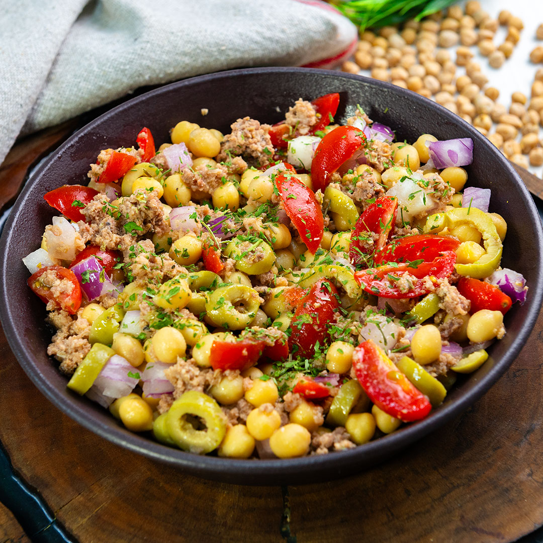 RECEITA: Salada de Grão de Bico com Atum - Grupo PQ Alimentos RECEITA: Salada de Grão de Bico com Atum - Grupo PQ Alimentos