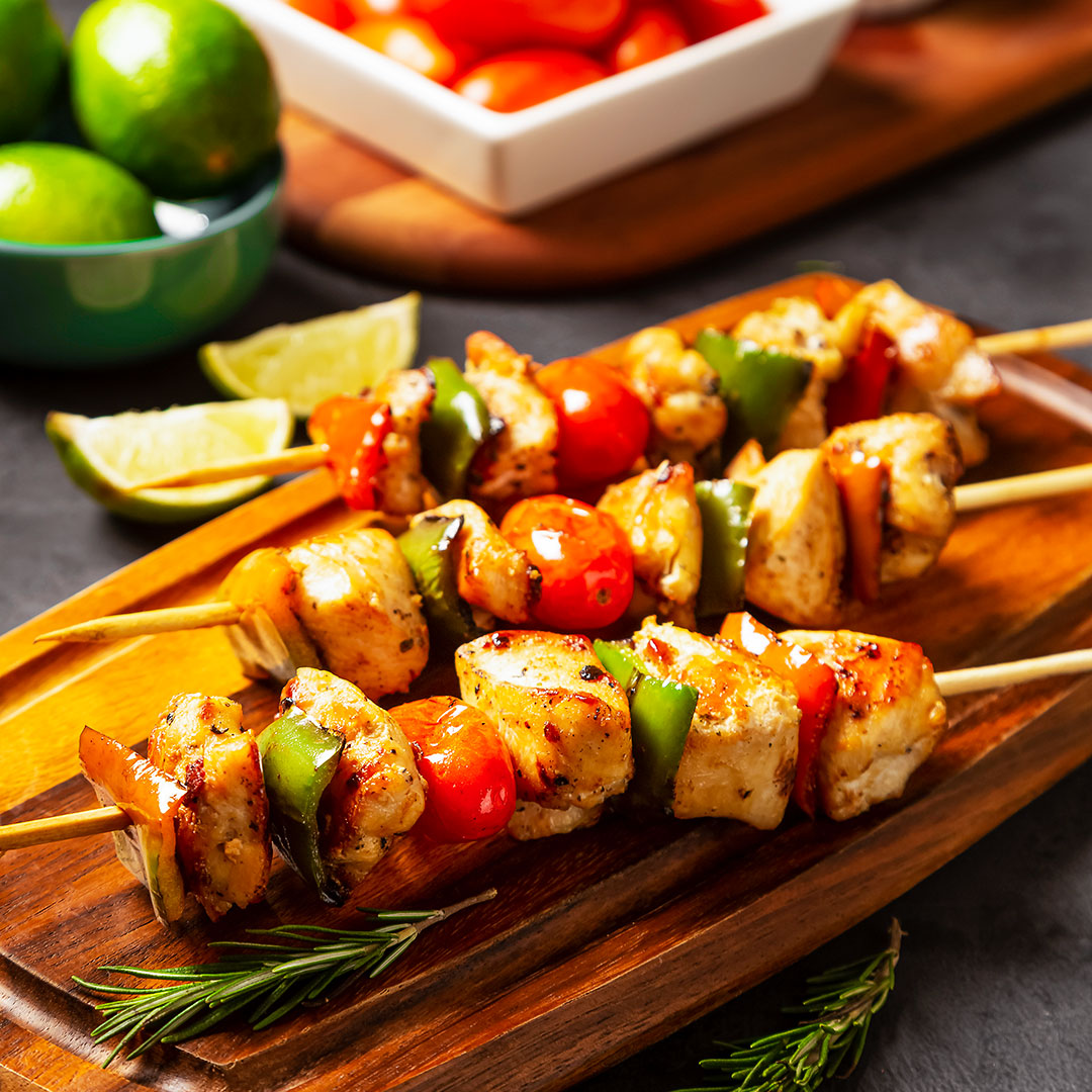 RECEITA: Espetinhos de Frango e Legumes - Grupo PQ Alimentos