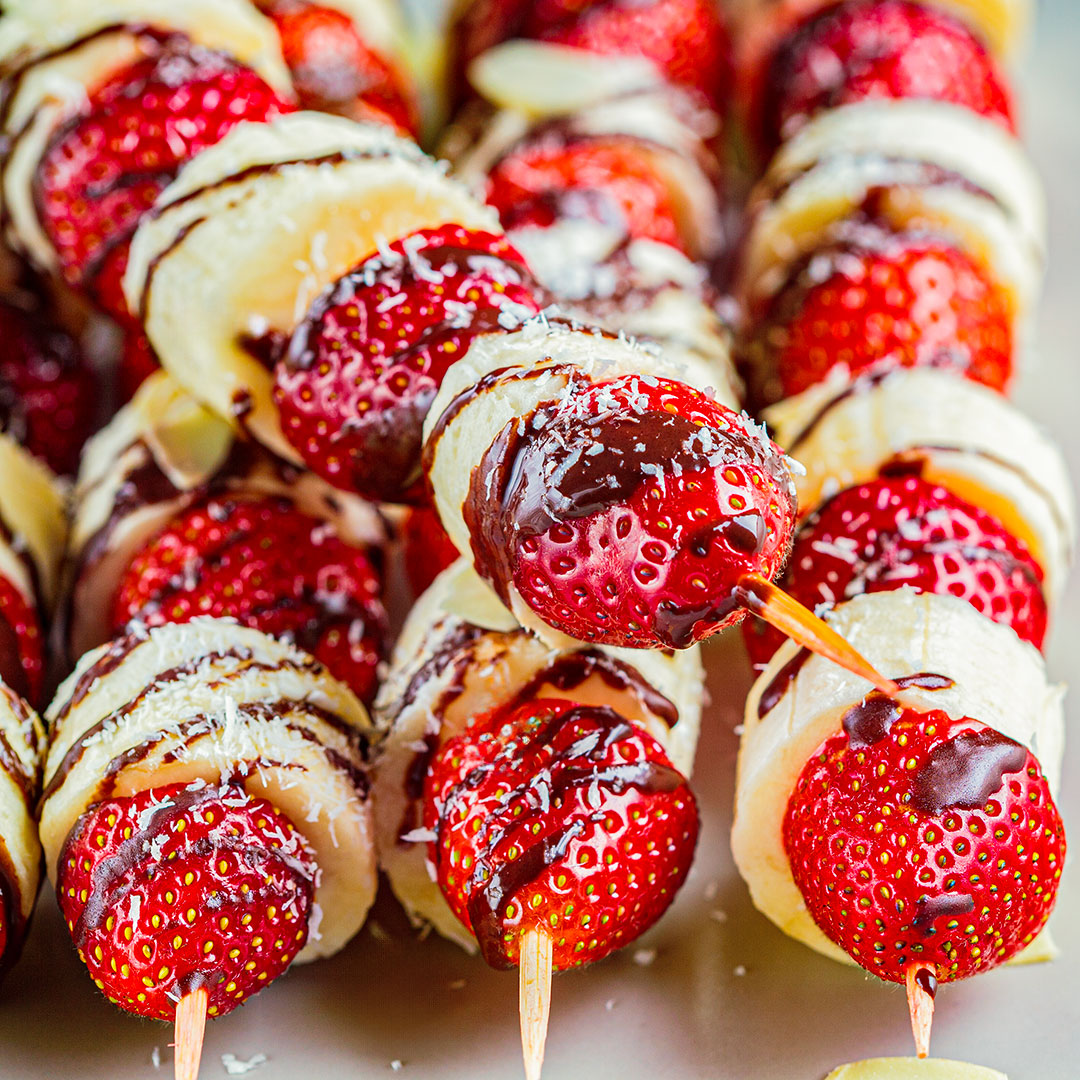 RECEITA: Espetinho de Frutas com Chocolate e Coco - Grupo PQ Alimentos