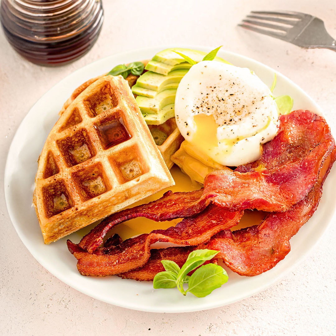 RECEITA: Waffle Salgado com Bacon, Abacate e Ovo Pochê - Grupo PQ Alimentos